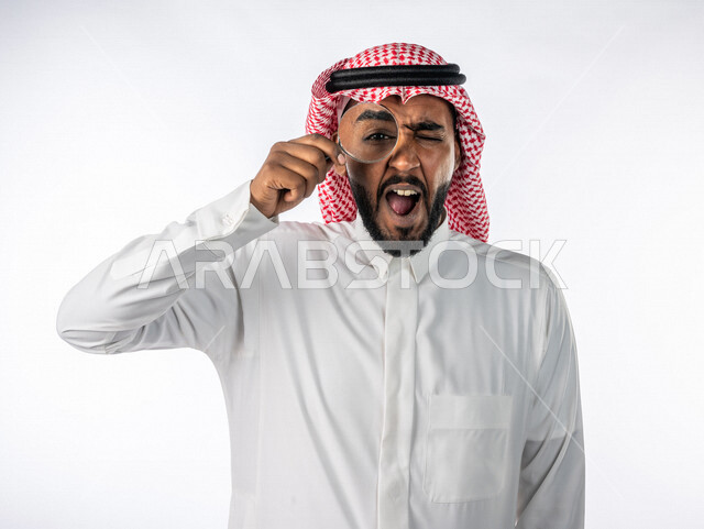 Portrait of a Saudi Arabian Gulf man, in traditional Saudi dress ...