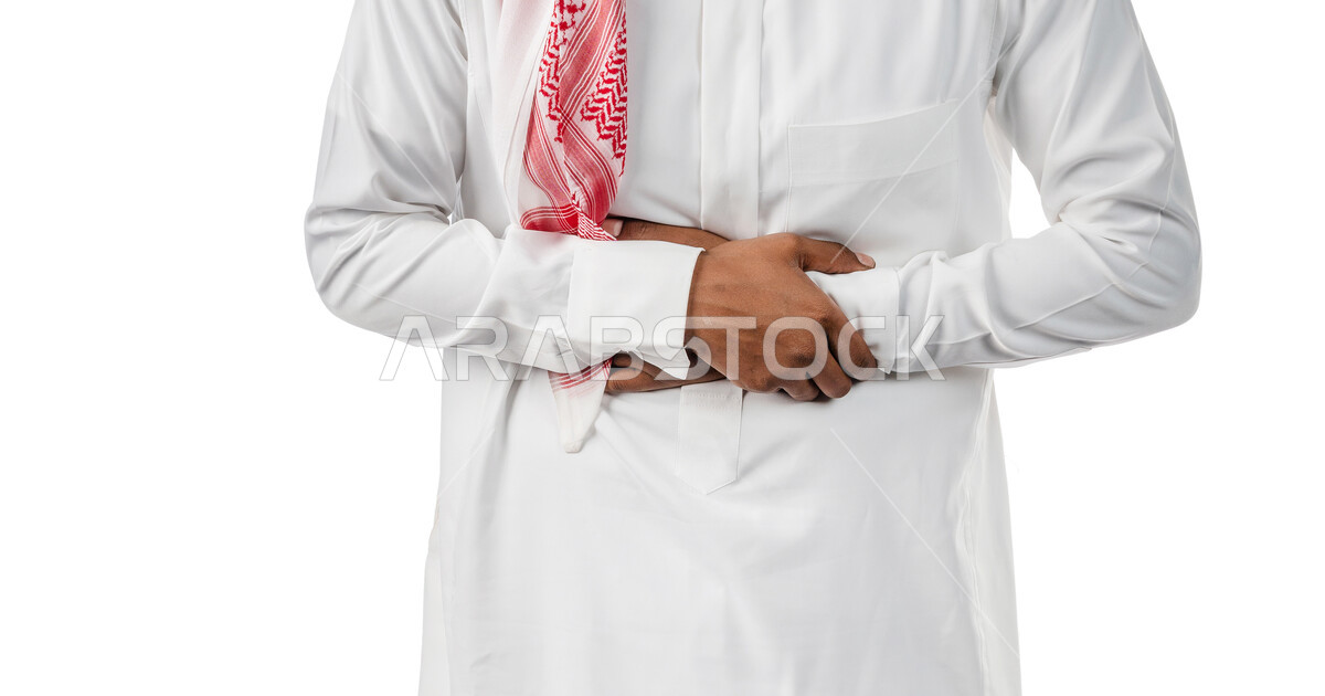 بورتريه لرجل عربي خليجي سعودي ، بالزي السعودي التقليدي ، يعاني من آلام