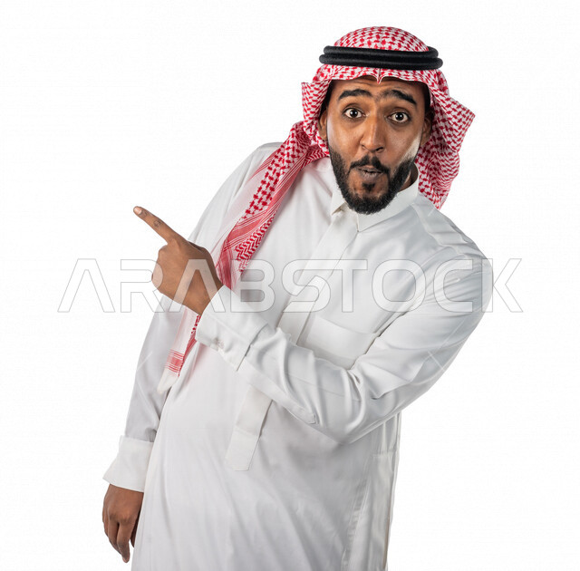 Portrait of a Saudi Arabian Gulf man, wearing traditional Saudi costume ...