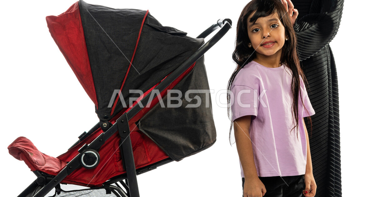 بورتريه لسيدة عربية خليجية سعودية تسير برفقة طفلتها الصغيرة و عربة ...