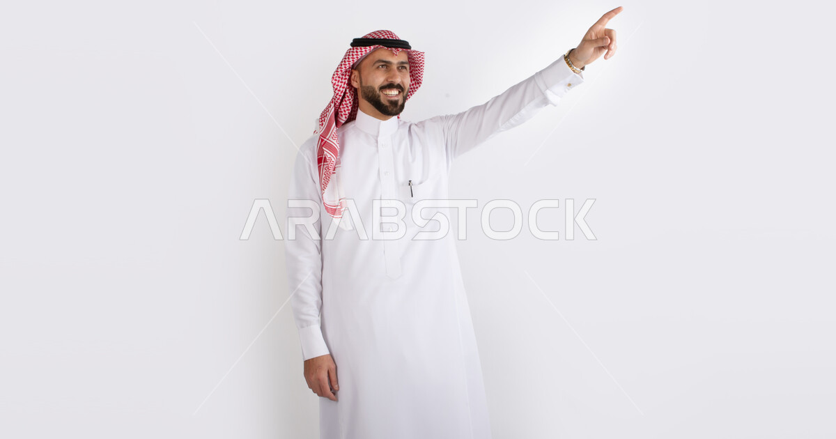 Portrait of a Saudi Arabian Gulf man, in traditional Saudi dress, with ...