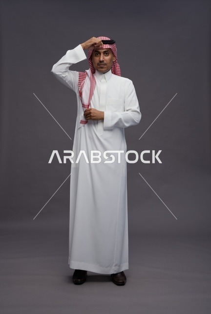 Surprised Saudi Man in Traditional Attire Studio Portrait - Photo