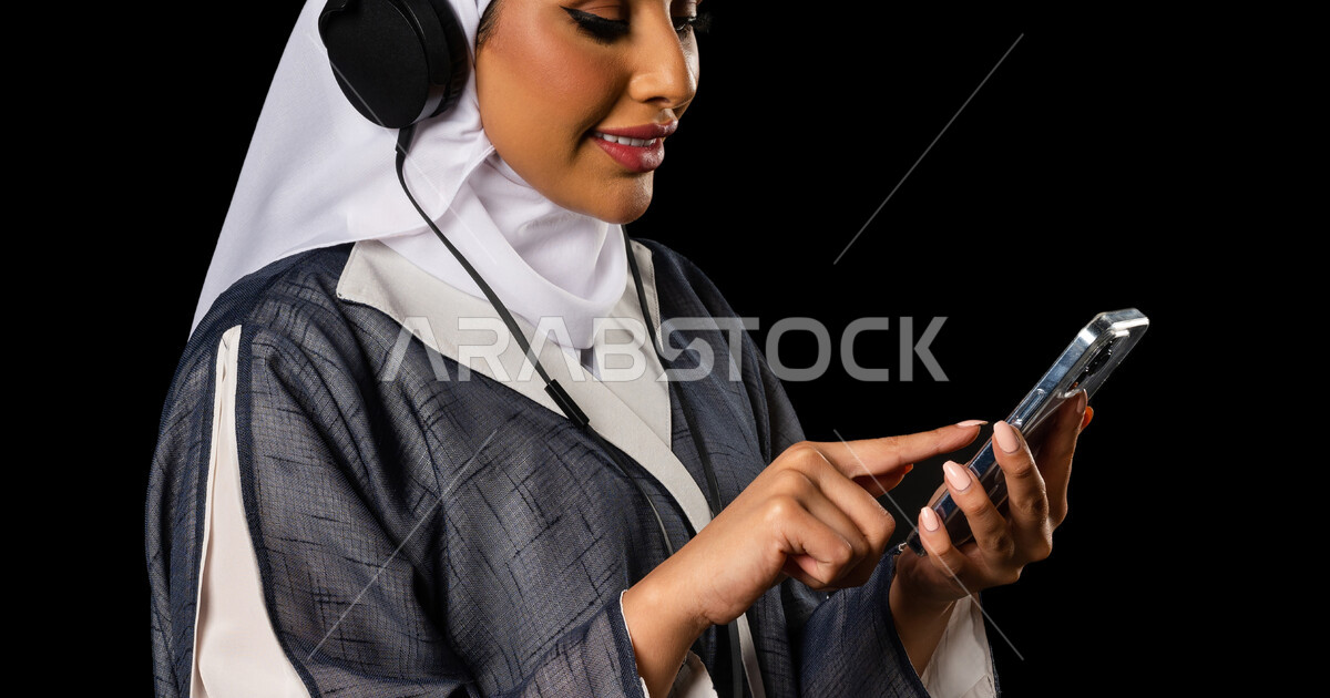 Portrait of a Saudi Arabian Gulf woman wearing a Saudi abaya and a ...