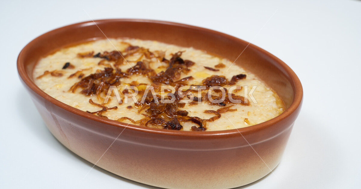 A picture of the Jareesh dish with onions, Saudi folk dishes, Saudi ...