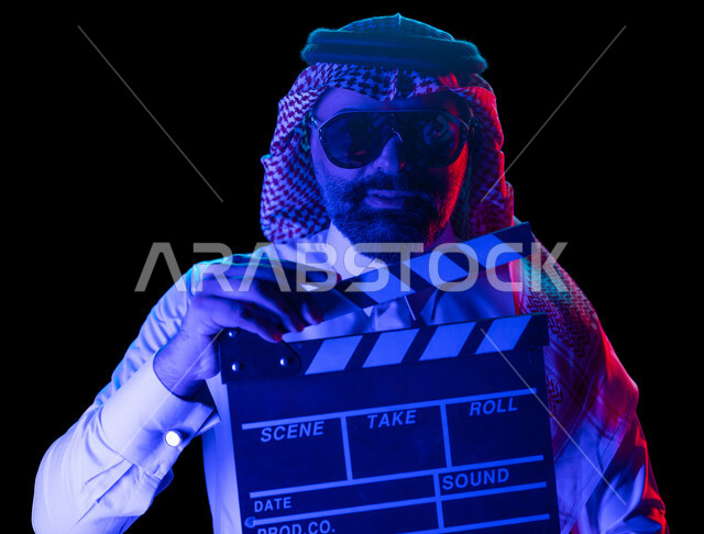 Portrait of a Saudi Arabian Gulf man in traditional Saudi dress, Gulf ...