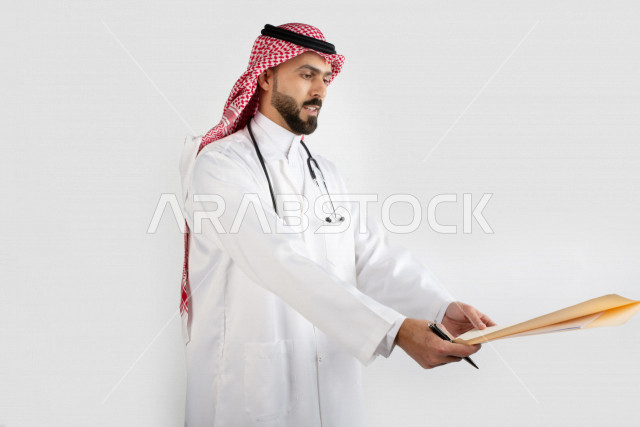 Portrait of a Saudi Arabian man, a Gulf doctor in a Saudi dress ...