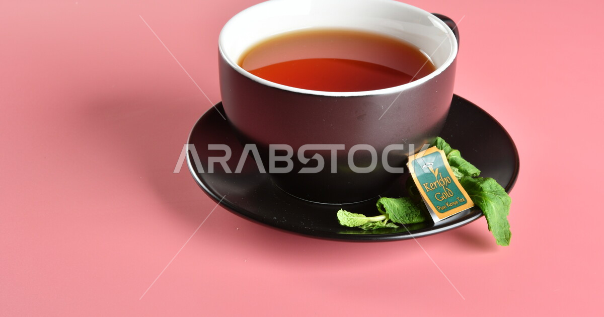 صورة مقربة لفنجان شاي مع أوراق النعنع الخضراء ، مشروب ساخن لذيذ ...