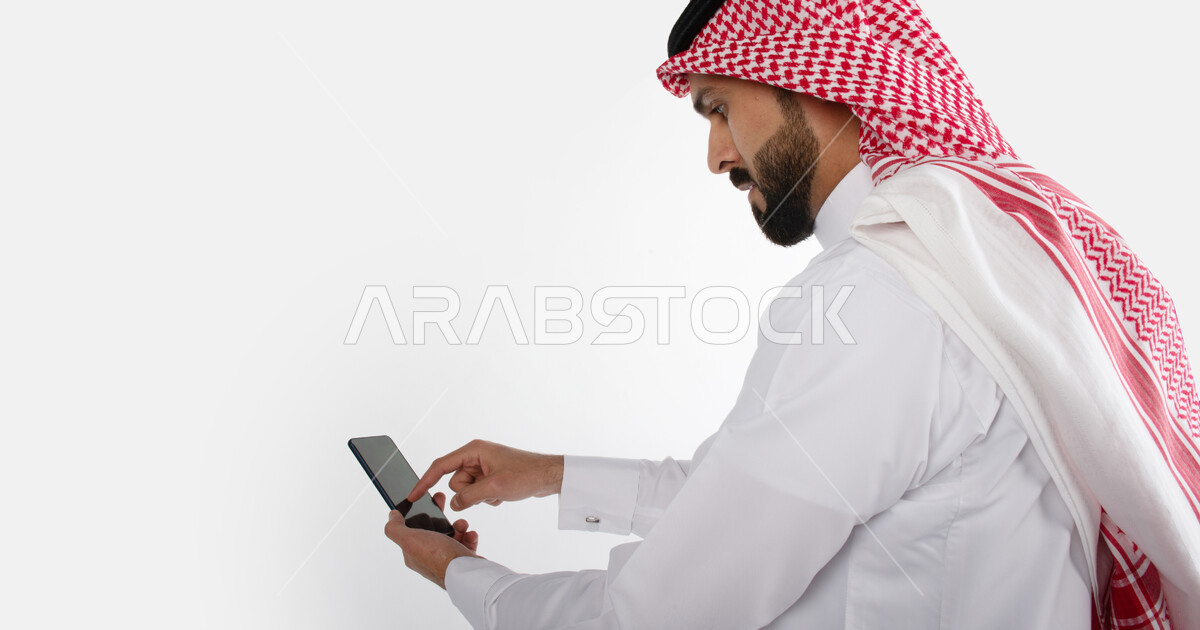 Portrait of Saudi Arabian Gulf man, traditional Saudi wear, mobile ...