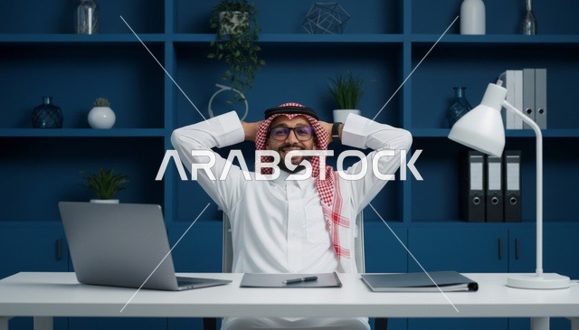 Saudi Professional in Traditional Thobe at Office Desk - Photo