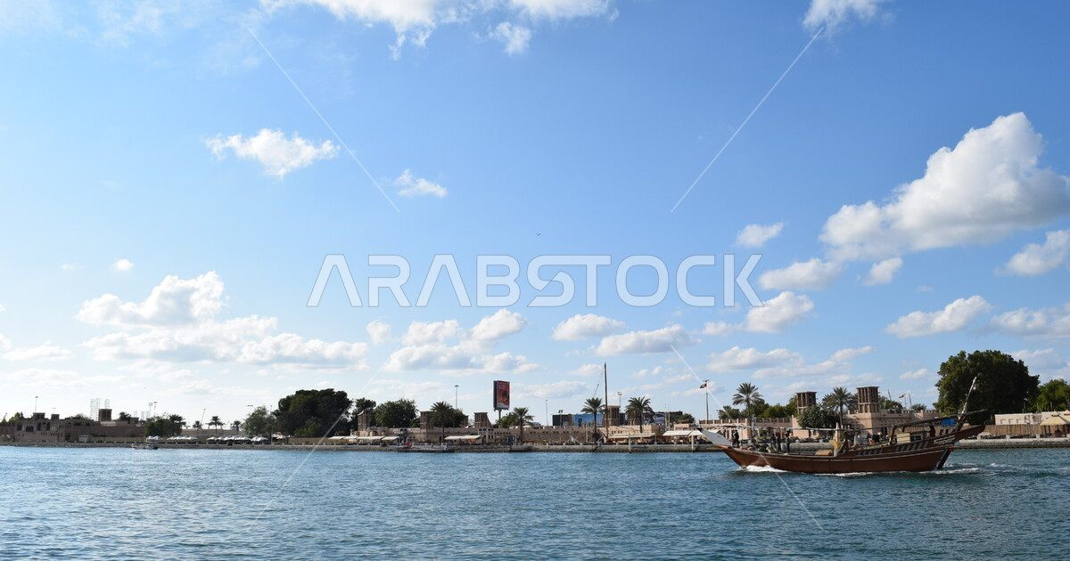 قارب خشبي في جولة بمنطقة خور دبي في الإمارات العربية المتحدة، ميناء ...