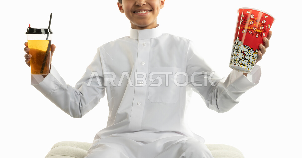 بورتريه لشاب صغير عربي خليجي سعودي يستمتع بمشاهدة الأفلام ، بإيماءات ...