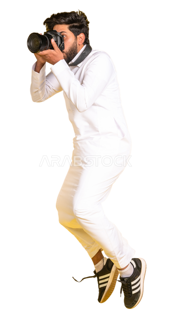 Portrait of a Saudi Arabian Gulf man wearing traditional dress holding ...