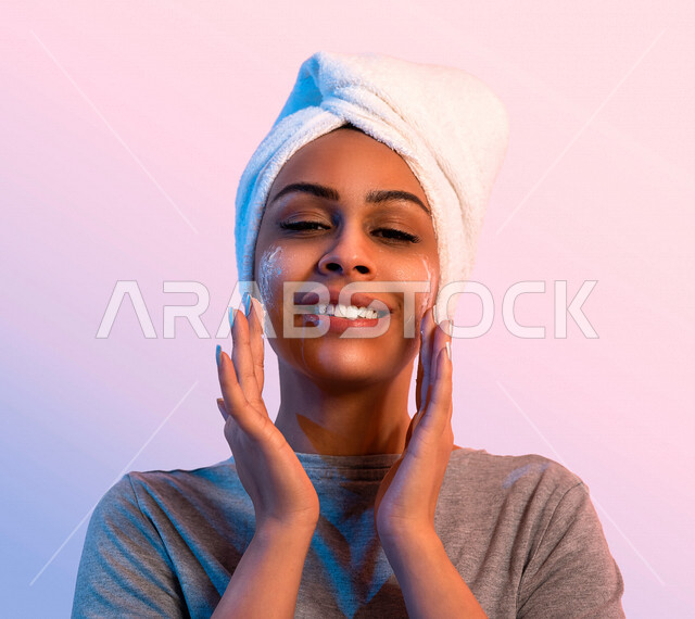 Portrait of a Saudi Arabian Gulf woman, pampering and massaging the ...