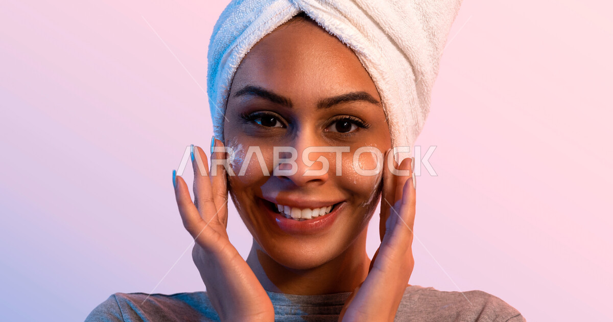 Portrait of a Saudi Arabian Gulf woman, pampering and massaging the ...