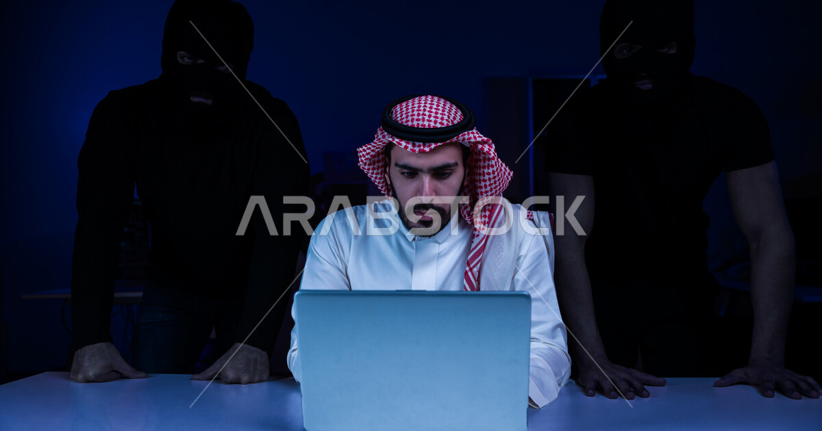 رجل عربي سعودي خليجي يعمل في وظيفة مطور ويب، استخدام لغات البرمجة ...