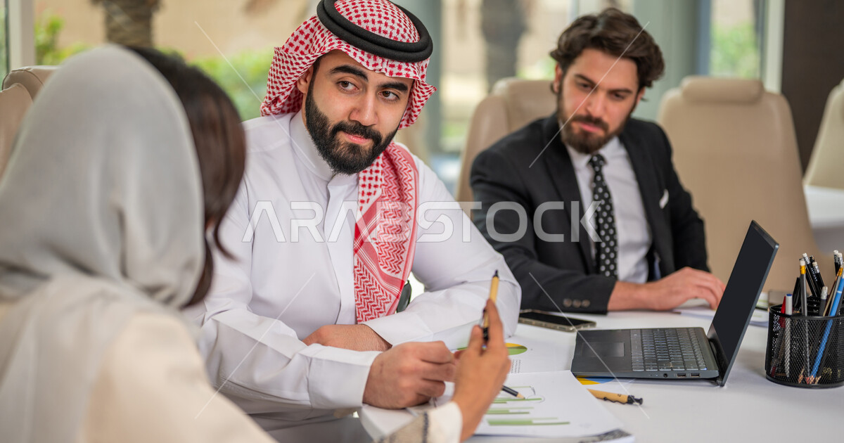 A Saudi Arabian Gulf businessman in the traditional Saudi dress in a ...