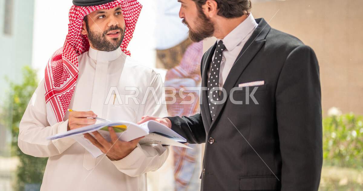 A Saudi Arabian Gulf businessman in the traditional Saudi dress ...