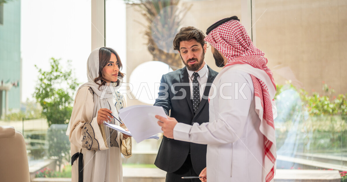 A Saudi Arabian Gulf businessman in the traditional Saudi dress ...