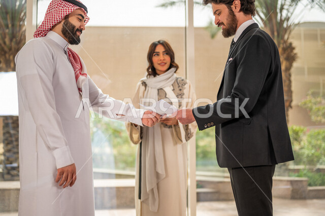 A Saudi Arabian Gulf businessman in the traditional Saudi dress ...