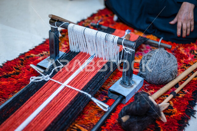 Close-up of the hand of a Saudi Arabian Gulf woman who weaves and spins ...