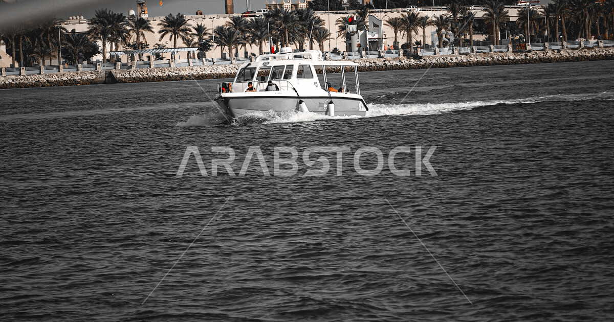 صورة بالأبيض و الأسود لجمال الواجهة البحرية في مدينة المنامة ، يخت بحري ...
