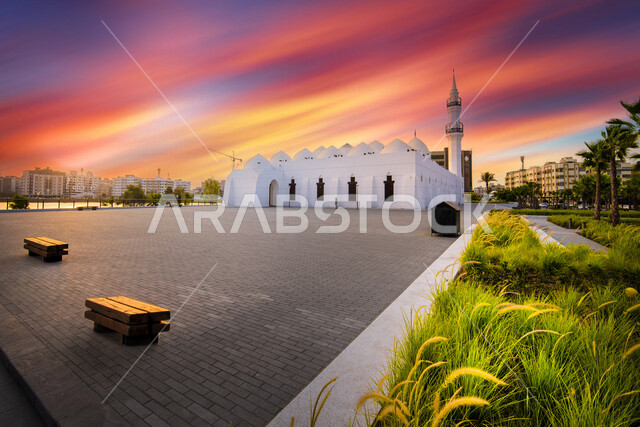 A picture of the Juffali Mosque next to the Al-Arbaeen Lake Park in ...