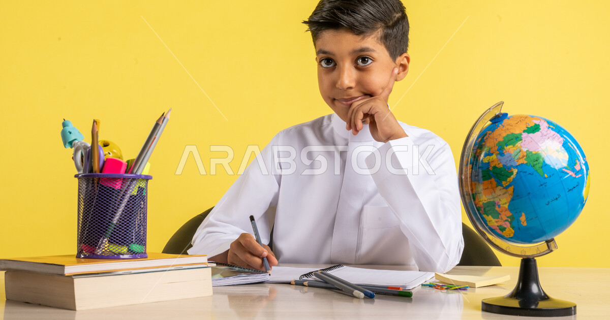 Portrait of a Saudi Arabian Gulf student, in traditional Saudi dress ...