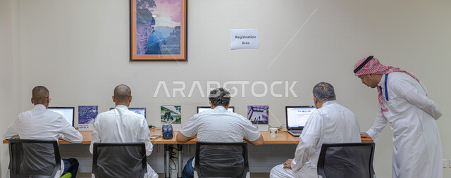 Saudi Arabian Gulf men in a training course, workshops, educational ...