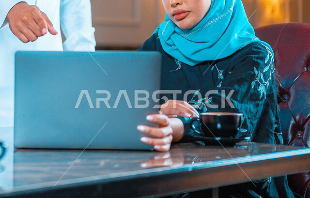 A close-up of a Saudi Arabian Gulf woman and a Saudi Arabian Gulf man ...