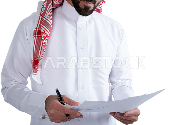 A Saudi Arabian Gulf man wearing the traditional Saudi dress and ...
