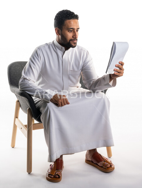 Portrait of a Saudi Arabian Gulf man wearing traditional Saudi dress ...