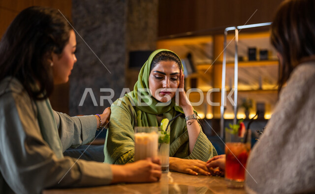 Saudi Arabian Gulf female friends sitting in the cafe, social relations ...