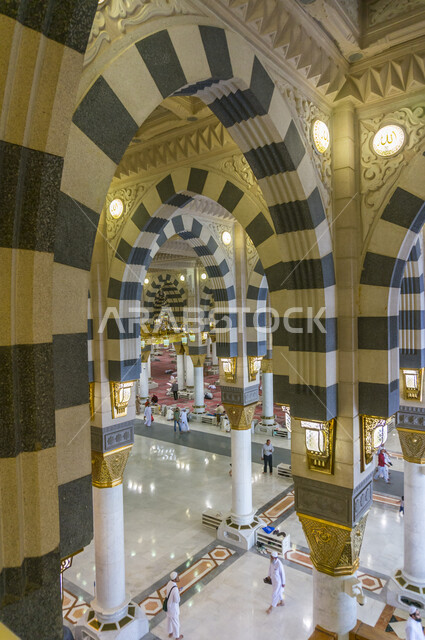 Worshipers inside the Prophet’s Mosque in Medina, Saudi Arabia, Islamic ...
