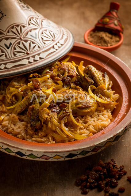 A plate of rice with chicken, traditional Arab food, Arab food, popular ...