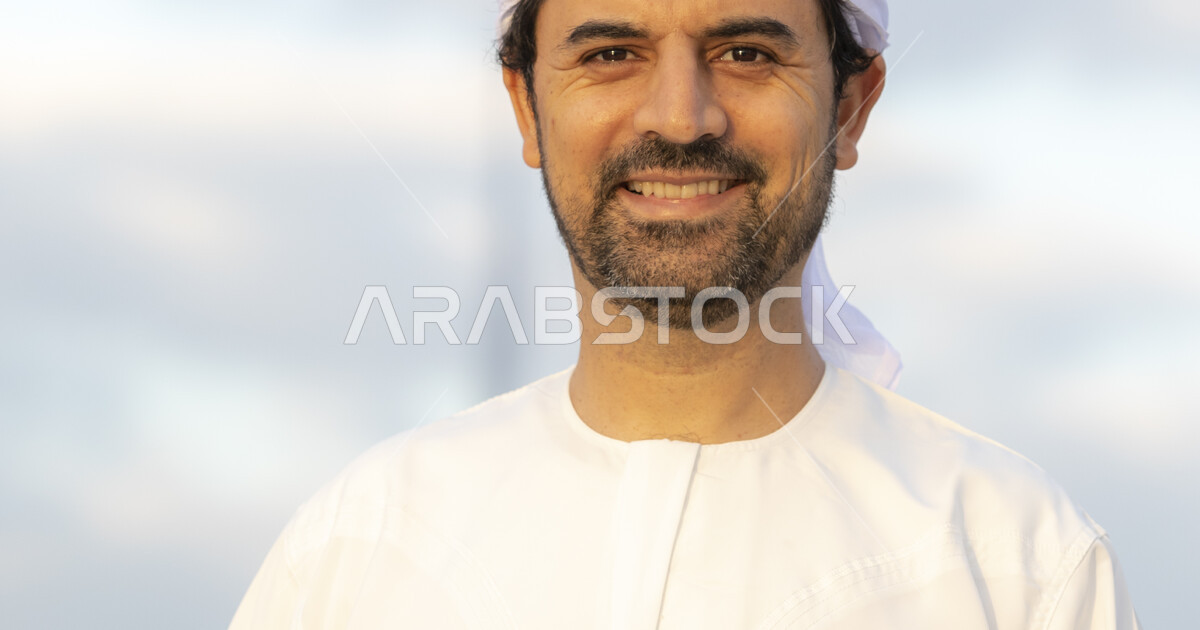 Close-up of an Emirati Gulf Arab man, in traditional Emirati dress ...