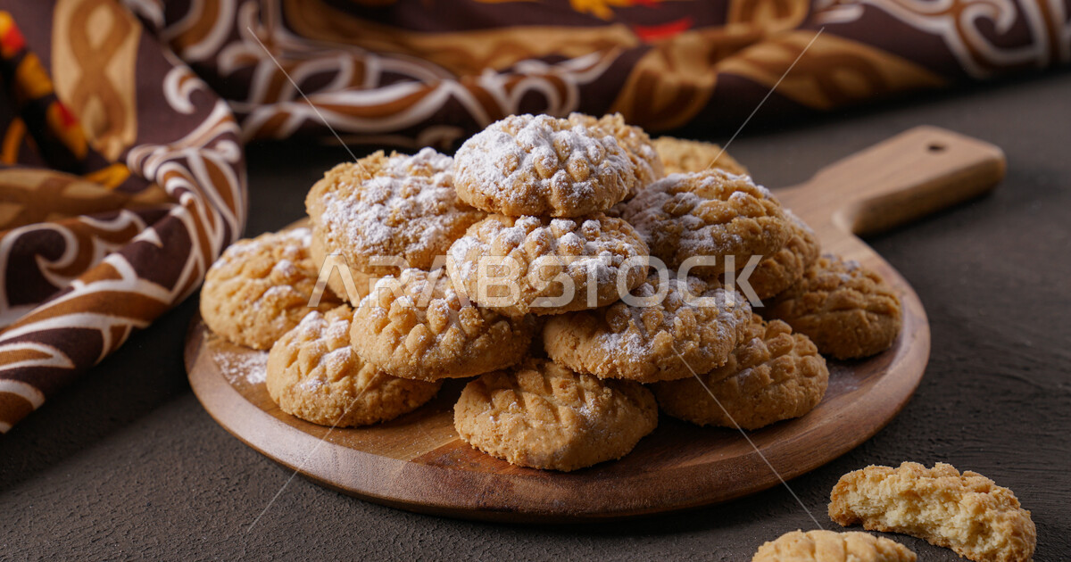 Maamoul stuffed with dates, delicious fragile folk sweets, delicious ...