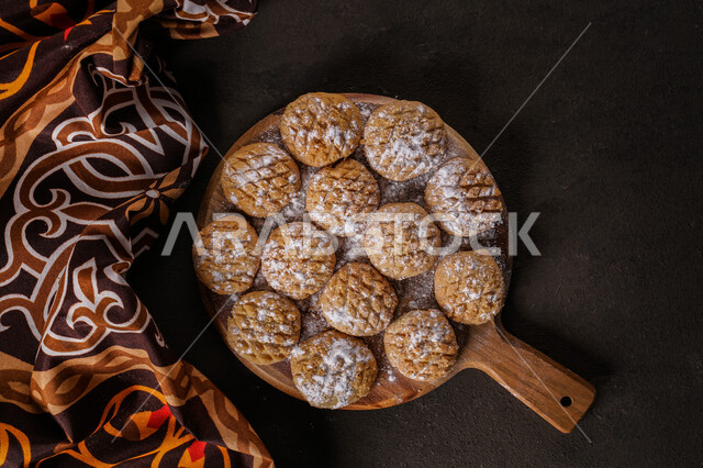 Maamoul stuffed with dates, delicious fragile folk sweets, delicious ...