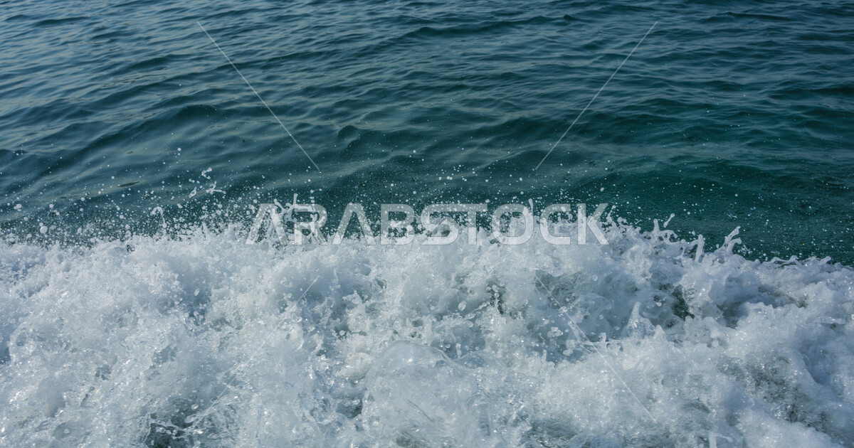 صورة مقربة للامواج في البحر بالمملكة العربية السعودية، مناظر طبيعية ...