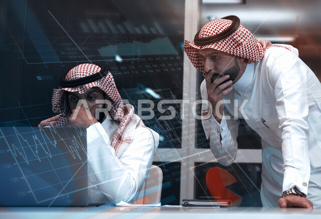 A Saudi Arabian Gulf team in a working meeting to develop work and ...
