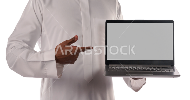 Portrait of a Saudi Arabian Gulf man wearing traditional Saudi dress ...