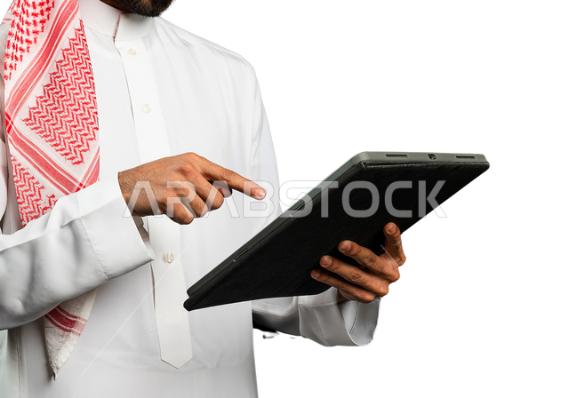 Portrait of a Saudi Arabian Gulf man wearing traditional Saudi dress ...