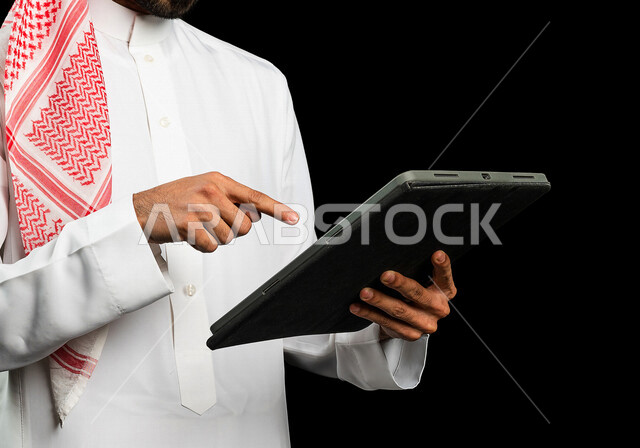 Portrait of a Saudi Arabian Gulf man wearing traditional Saudi dress ...