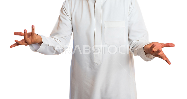 Portrait of a Saudi Arabian Gulf man wearing the traditional Saudi ...
