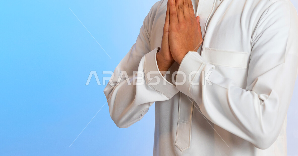 Portrait of a Saudi Arabian Gulf man, wearing the traditional Saudi ...