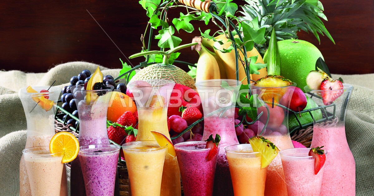 مجموعه من عصائر الفواكه المشكله اللذيذه، مشروب بارد من الفواكه الطازجه ...