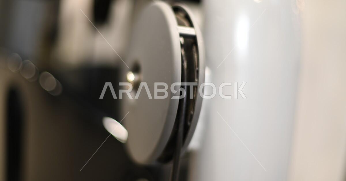 صورة مقربة لجهاز خاص باللياقة البدنية، ادوات تقوية عضلات الجسم وبنائها ...