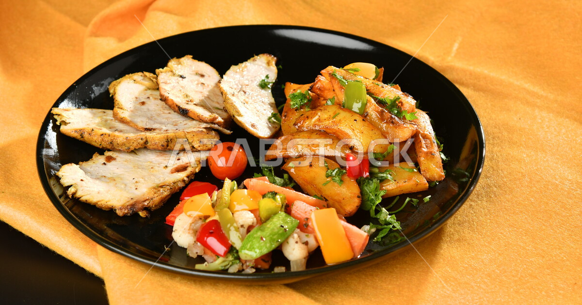 صورة مقربة لطبق من اللحم والخضروات، اطباق عربية، ماكولات شرقية، مطاعم ...