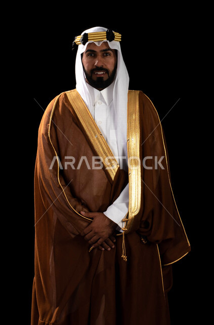 Portrait of a Saudi Arabian Gulf man, wearing traditional Saudi ...