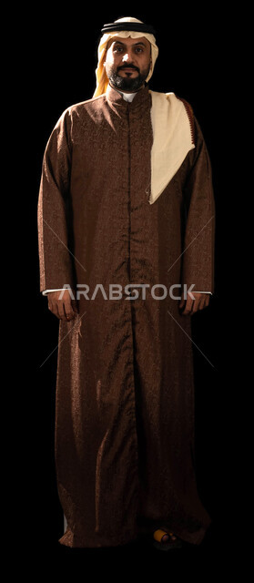 Portrait of a Saudi Arabian Gulf man, wearing traditional Saudi dress ...