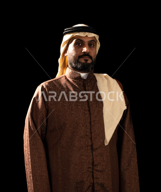 Portrait of a Saudi Arabian Gulf man, wearing traditional Saudi dress ...